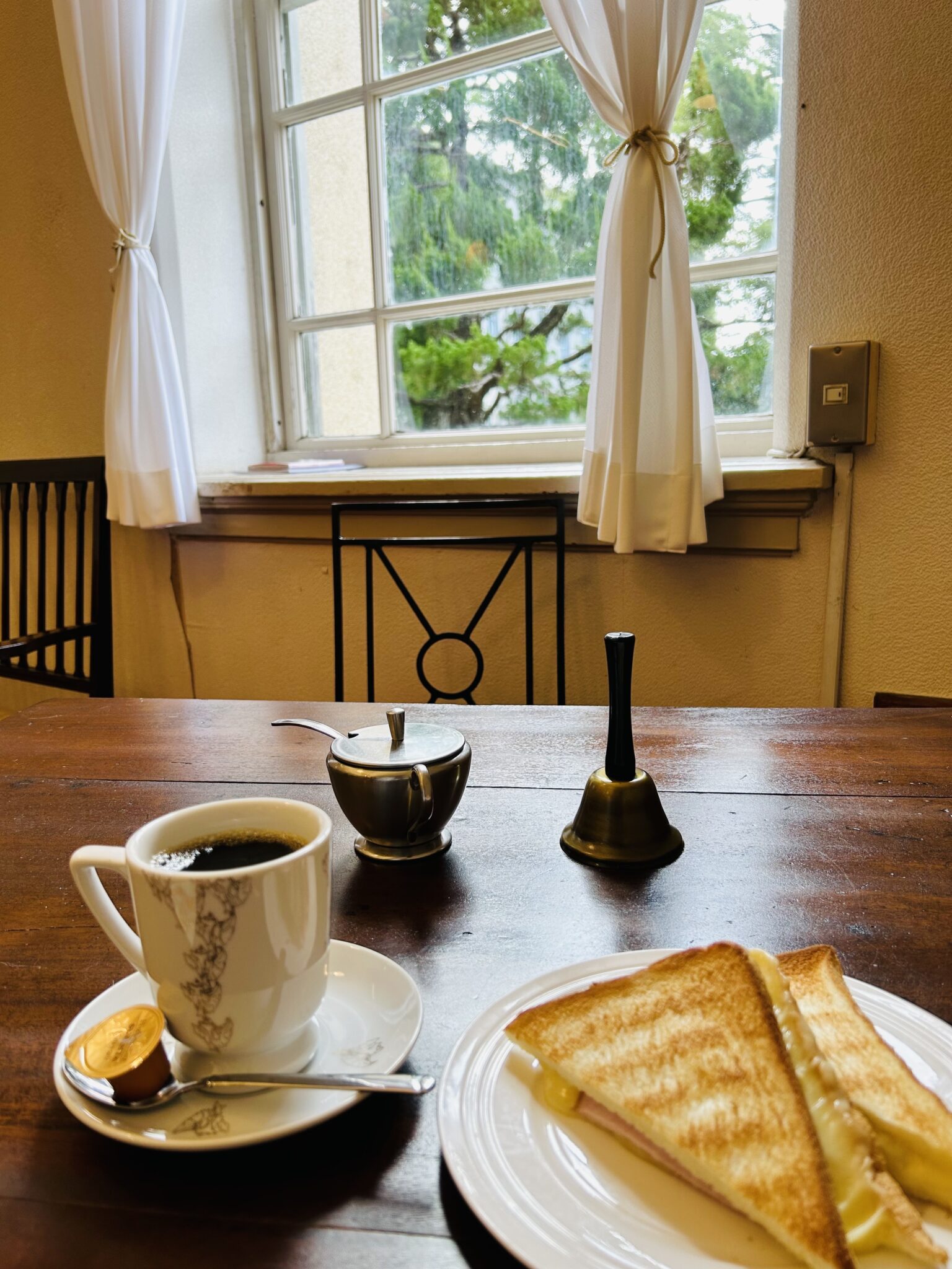 モダン建築 京都府庁旧本館でモーニング Breakfast at salon de 1904 by MAEDA COFFEE | 京都市東山区 ...